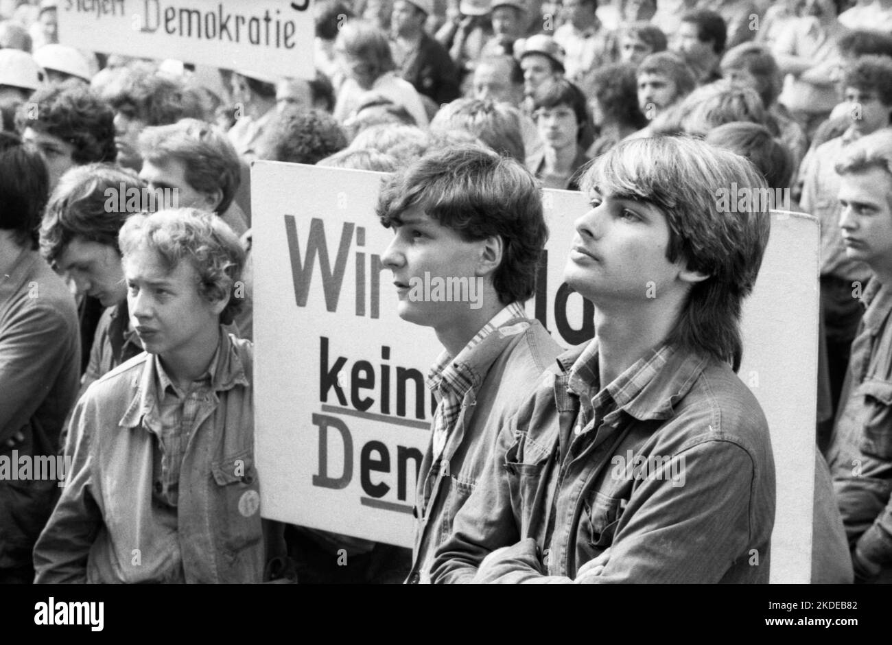 IG Metall warning strike at Hoesch AG Westfalenhuette to preserve co ...