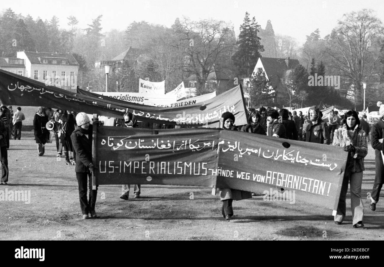 Afghans and some Germans demonstrated against US interference in ...