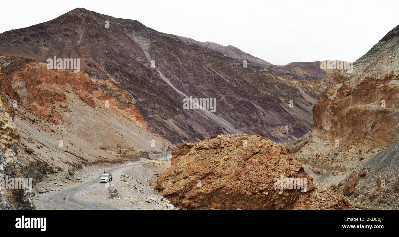 Indus Valley between Upshi and Chumathang Stock Photo - Alamy