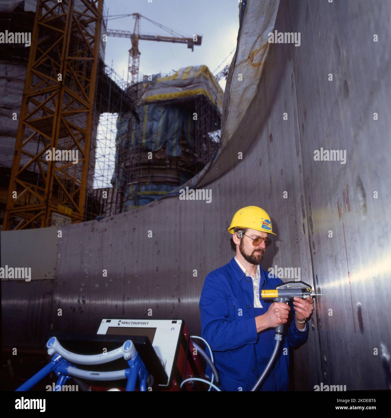 Workmen building a coal-fired power plant, here on 7.3.1994 in Bautzen ...