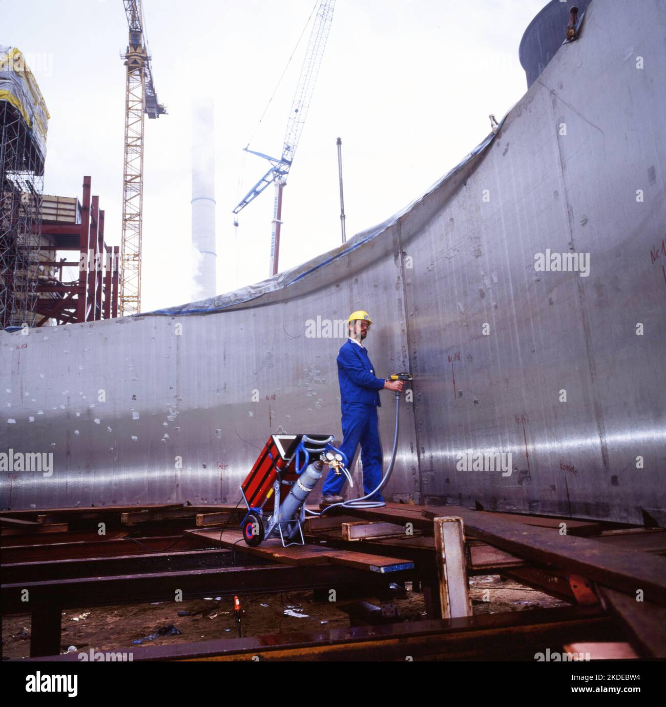 Workmen building a coal-fired power plant, here on 7.3.1994 in Bautzen ...