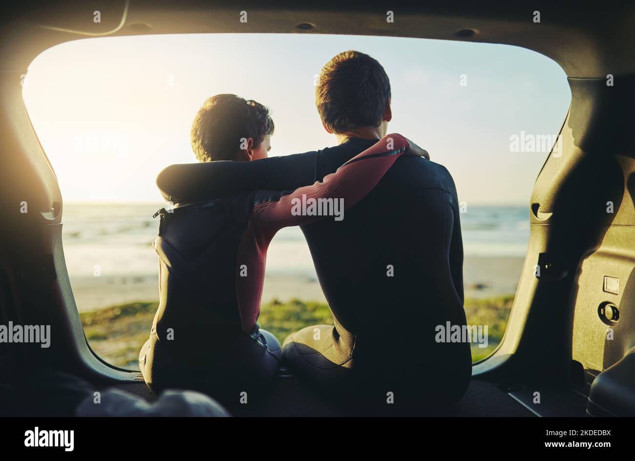 Back of two kids hi-res stock photography and images - Alamy