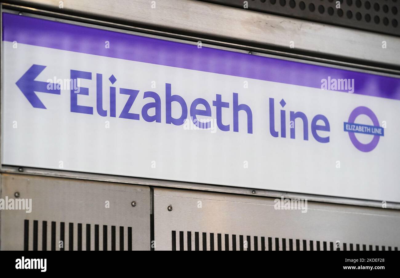 Elizabeth line sign hi-res stock photography and images - Alamy