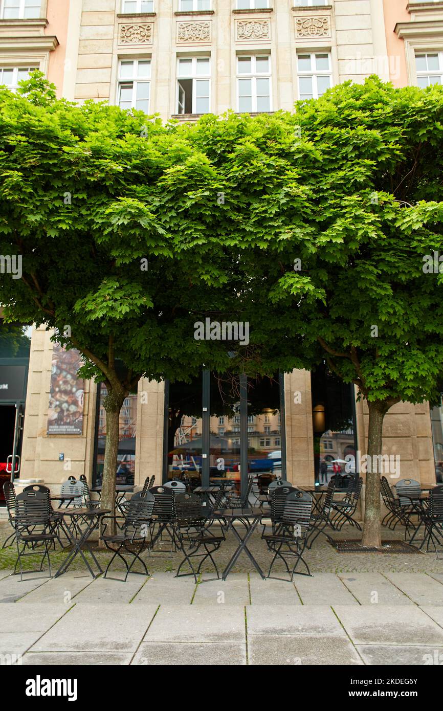 Restaurant tables under trees hi-res stock photography and images - Alamy