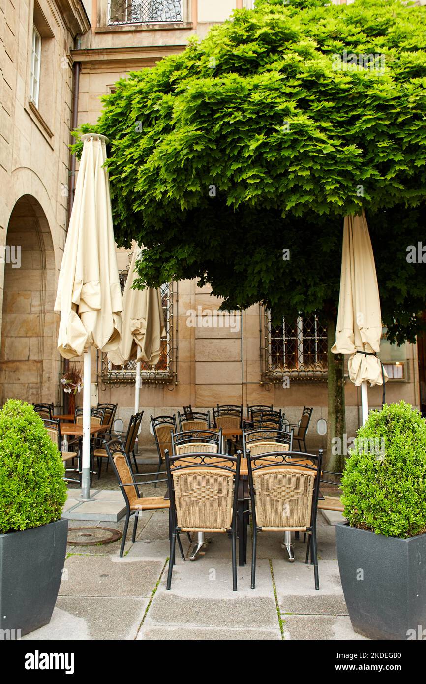 Restaurant tables under trees hi-res stock photography and images - Alamy