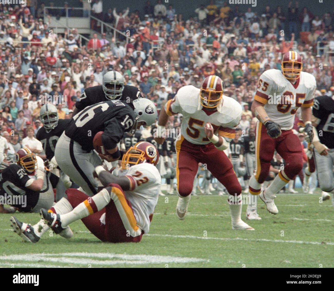 Washington Redskins right defensive end Dexter Manley (72) sacks Los ...