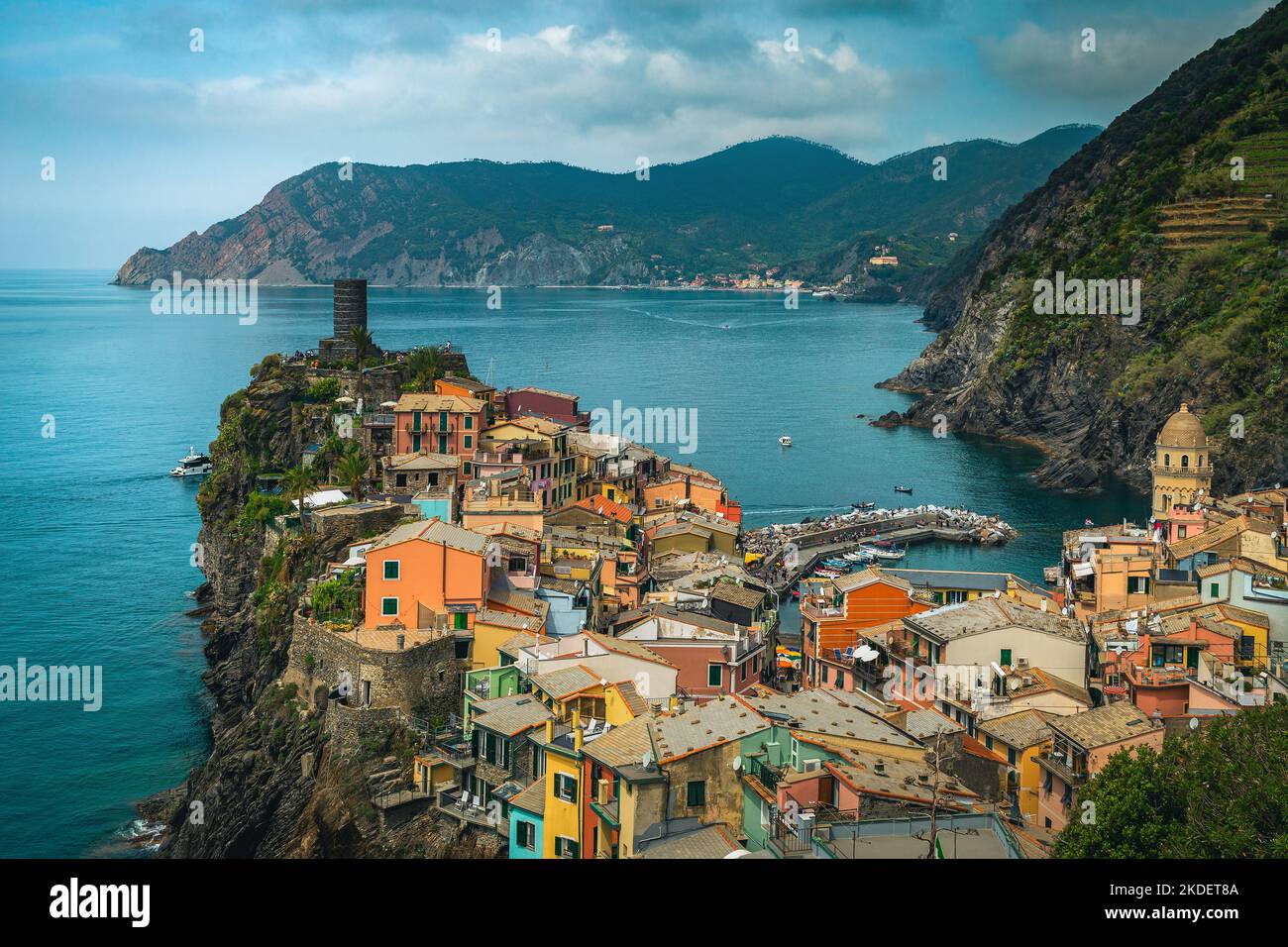 Stunning Vernazza village view and colorful mediterranean houses on the cliffs, Cinque Terre ...