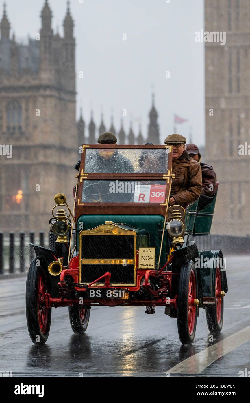 Car going over a bridge hi-res stock photography and images - Alamy
