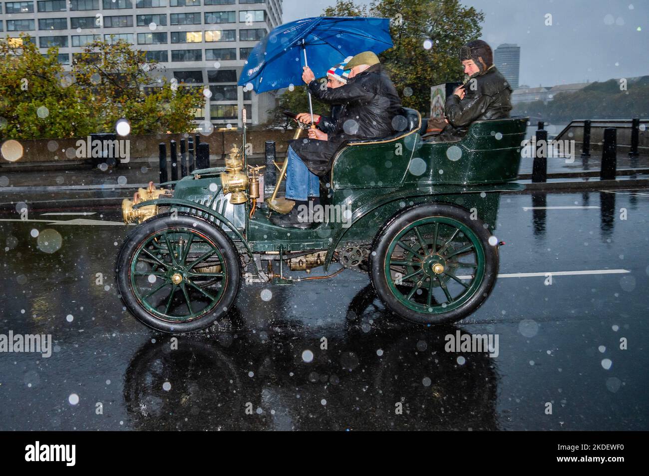 Car going over a bridge hi-res stock photography and images - Alamy