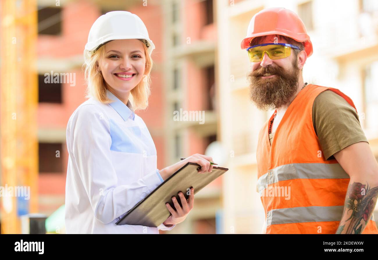 Expert and builder communicate about supply building materials ...