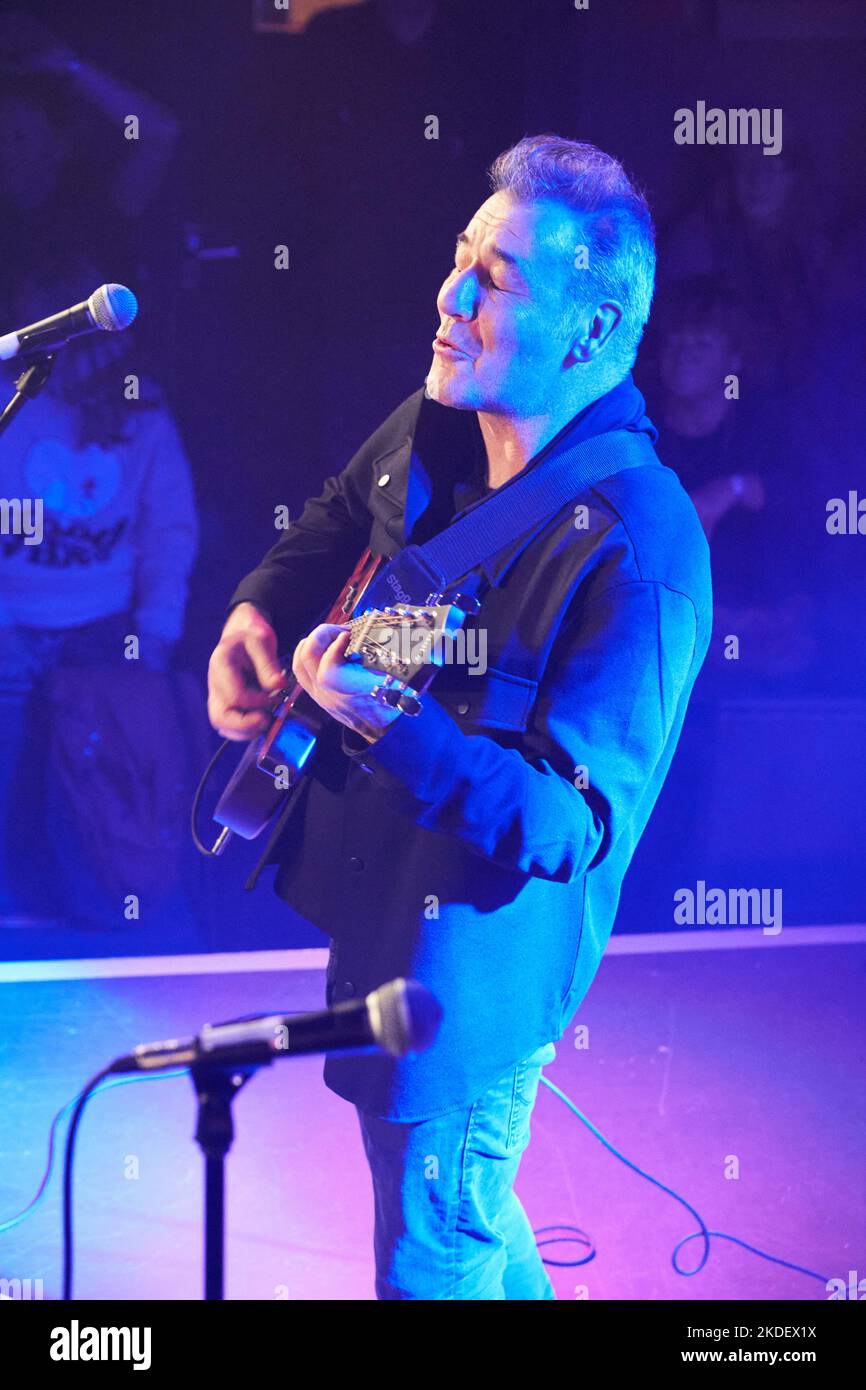 Eddie Lundon of China Crisis performing at The Acapela Studios in ...