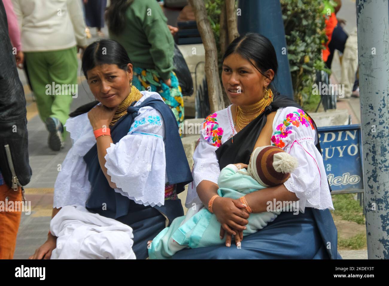 Quechua Mother and Baby Traditional handicraft market at Otavalo ...
