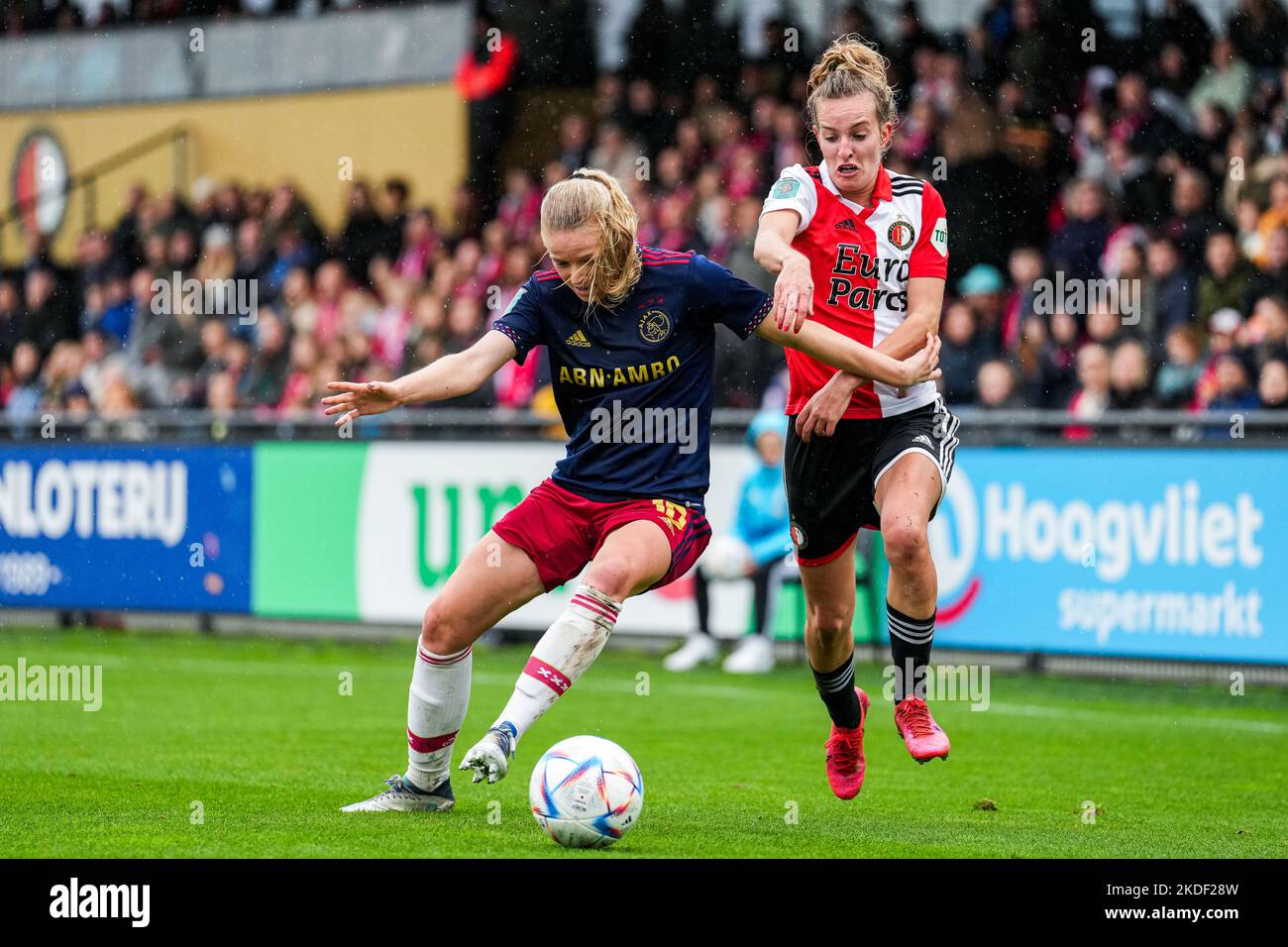 Rotterdam - Nadine Noordam of Ajax Vrouwen, Maxime Bennink of Feyenoord ...