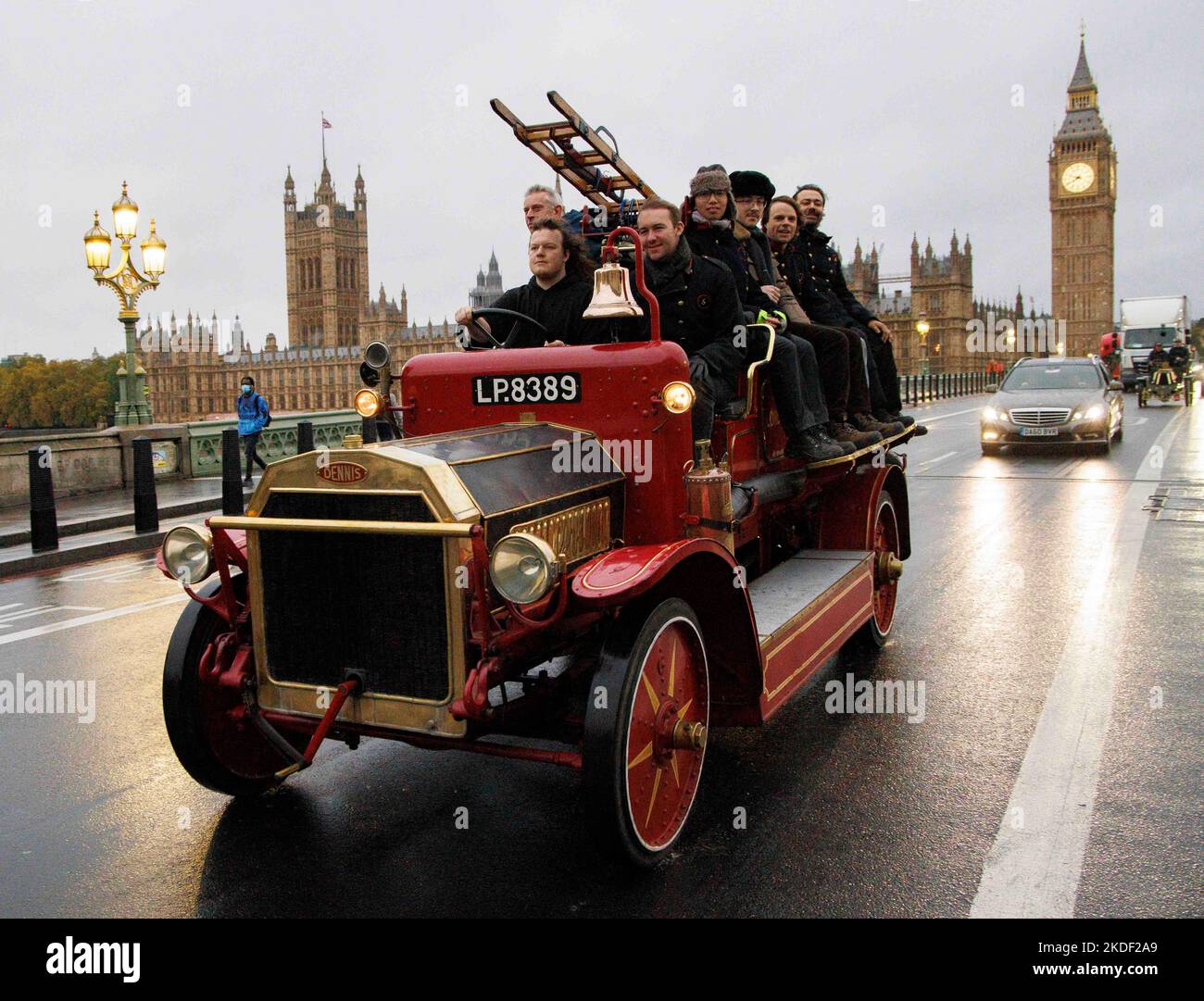 London, UK. 6th Nov, 2022. An Old London Fire Engine crosses ...