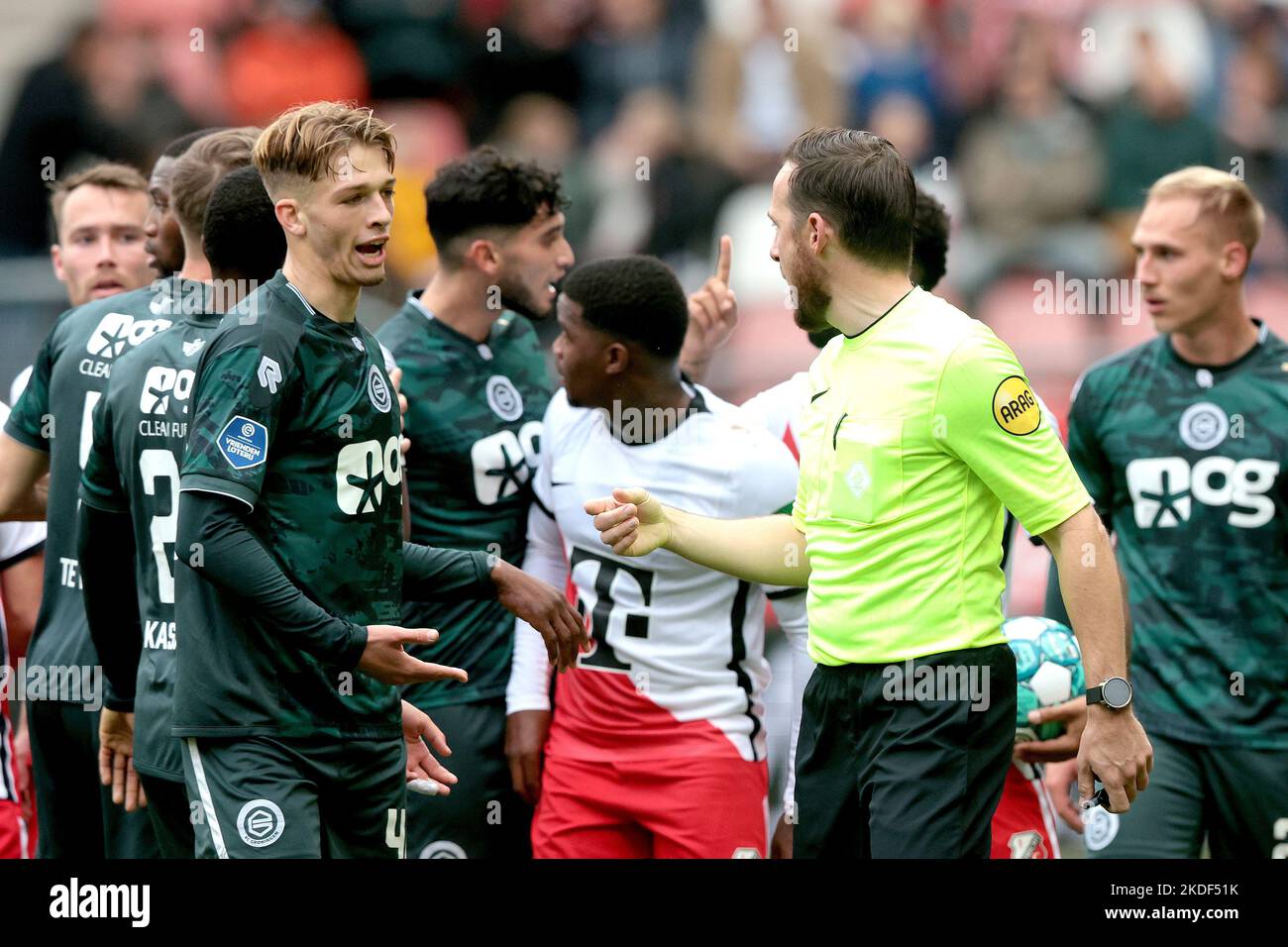 UTRECHT - Luciano Valente of Groningen, referee Edwin van de Graaf ...