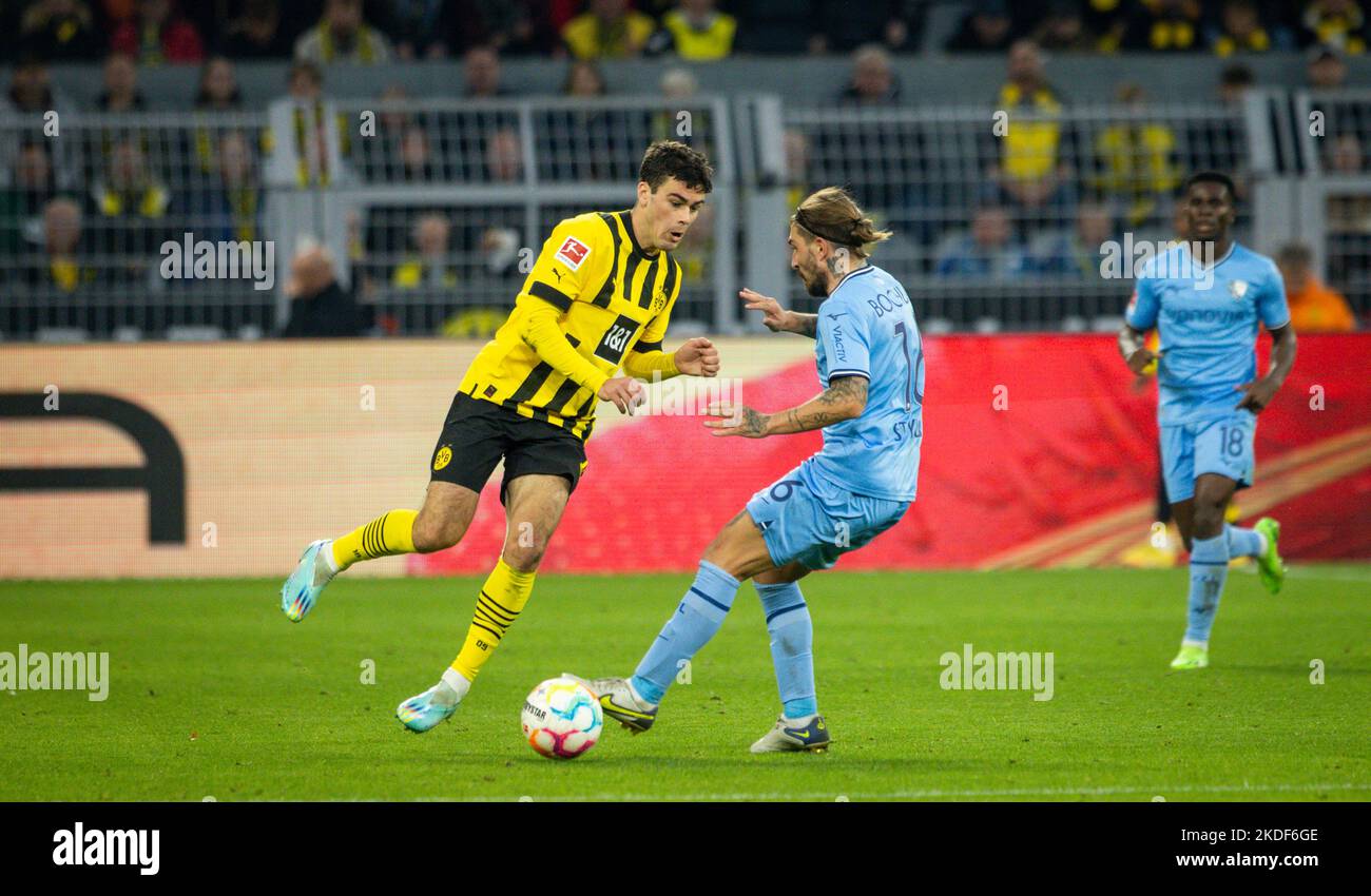 05.11.2022 Dortmund Giovanni Reyna (BVB), Konstantinos Stafylidis (Bochum) Borussia Dortmund ...