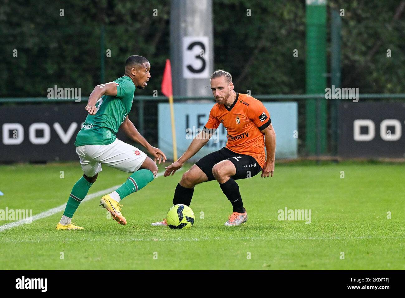 Yanick Aguemon (25) of Virton and Alessio Staelens (7) of KMSK Deinze ...