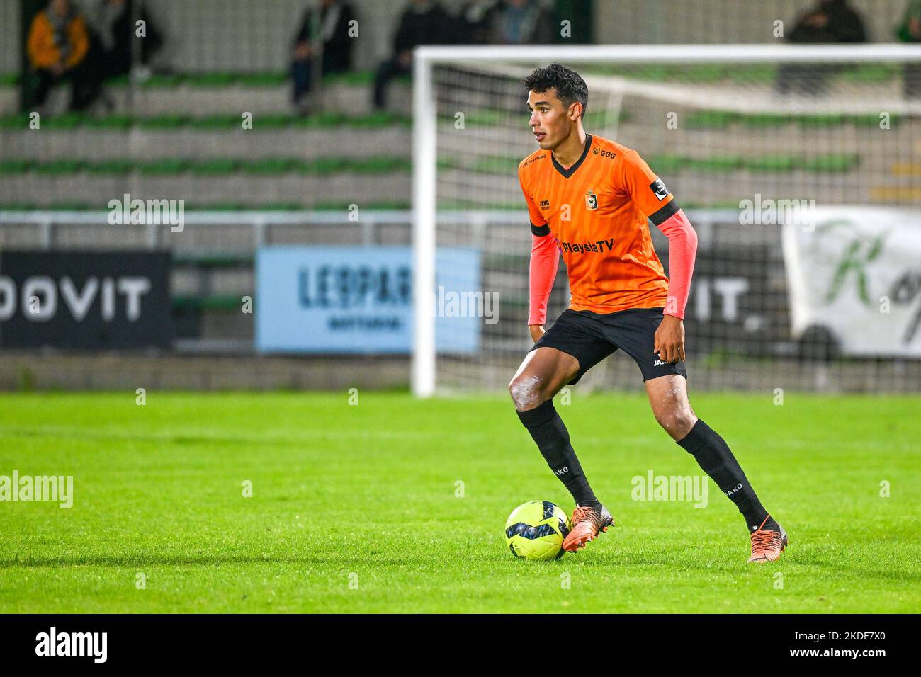 Leon Teo Quintero (3) of KMSK Deinze pictured during a soccer game ...