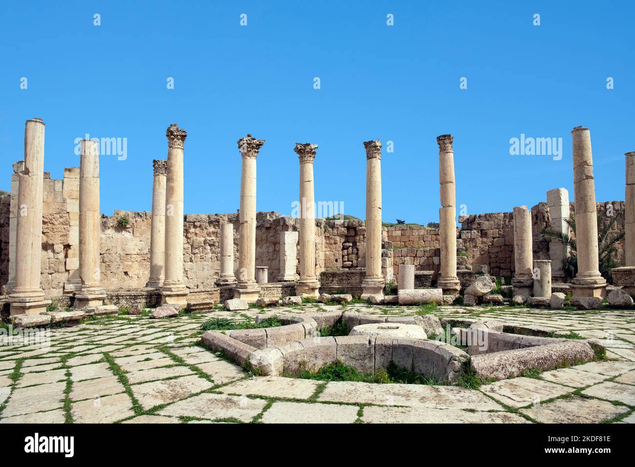 Jerash columns hi-res stock photography and images - Alamy