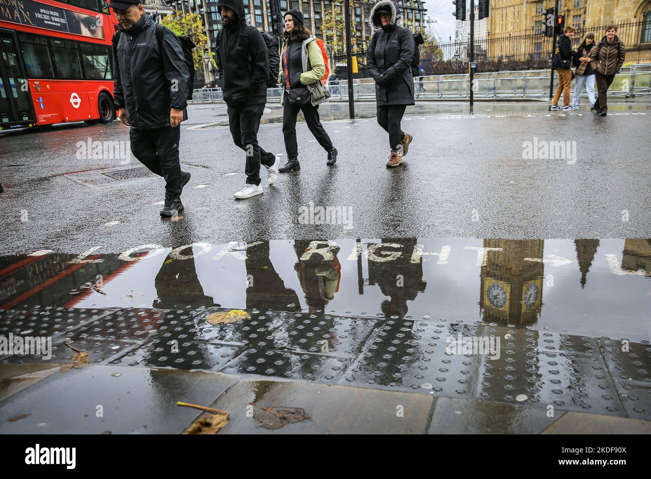 London rain with people hi-res stock photography and images - Alamy