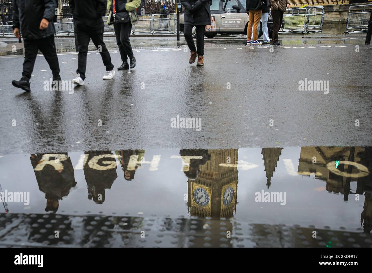 London rain with people hi-res stock photography and images - Alamy