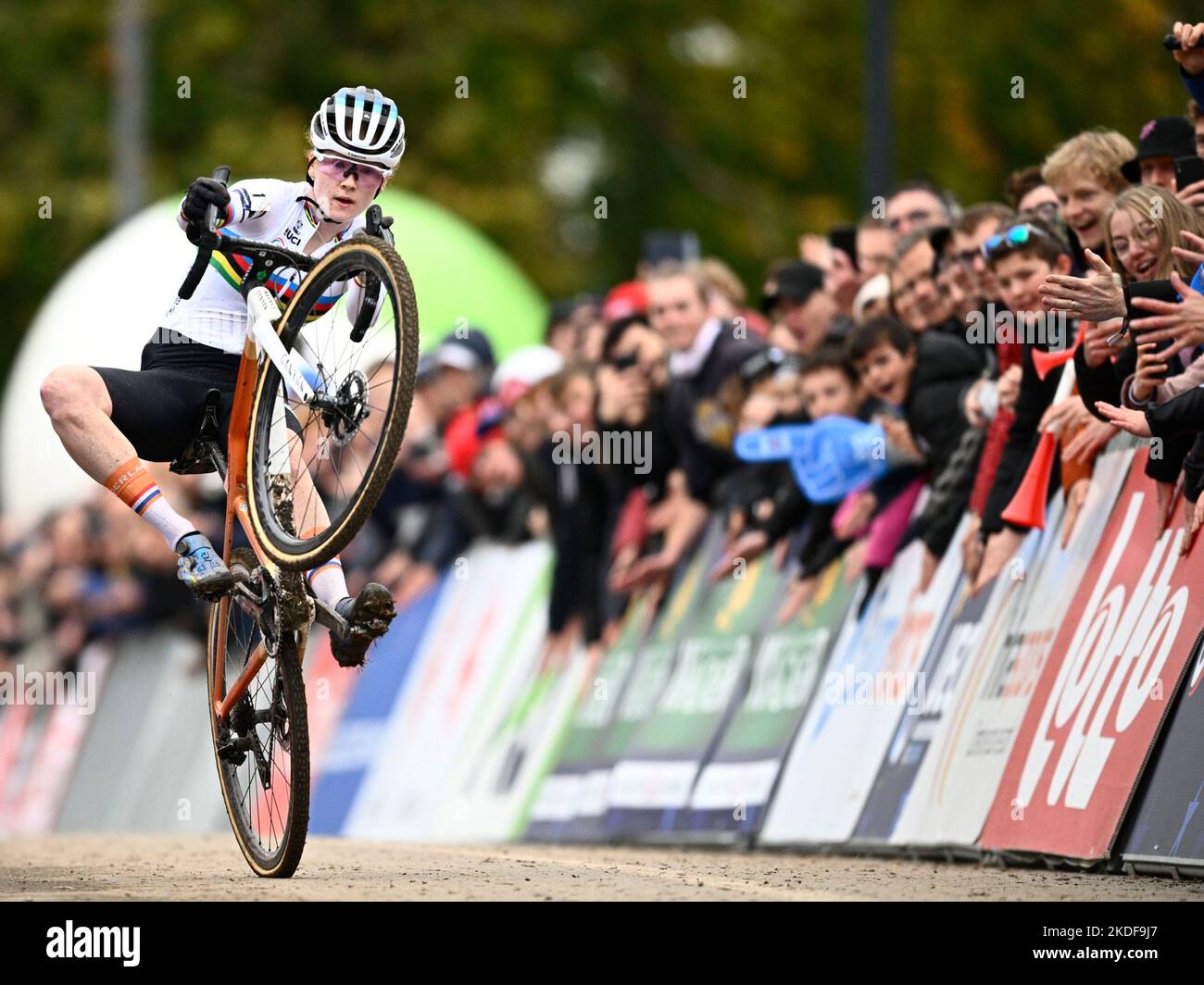 Dutch Puck Pieterse celebrates as she crosses the finish line to win ...