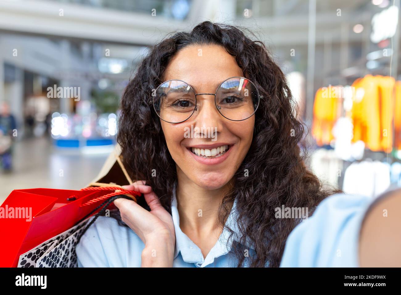 Hispanic girl friends talking hi-res stock photography and images - Alamy