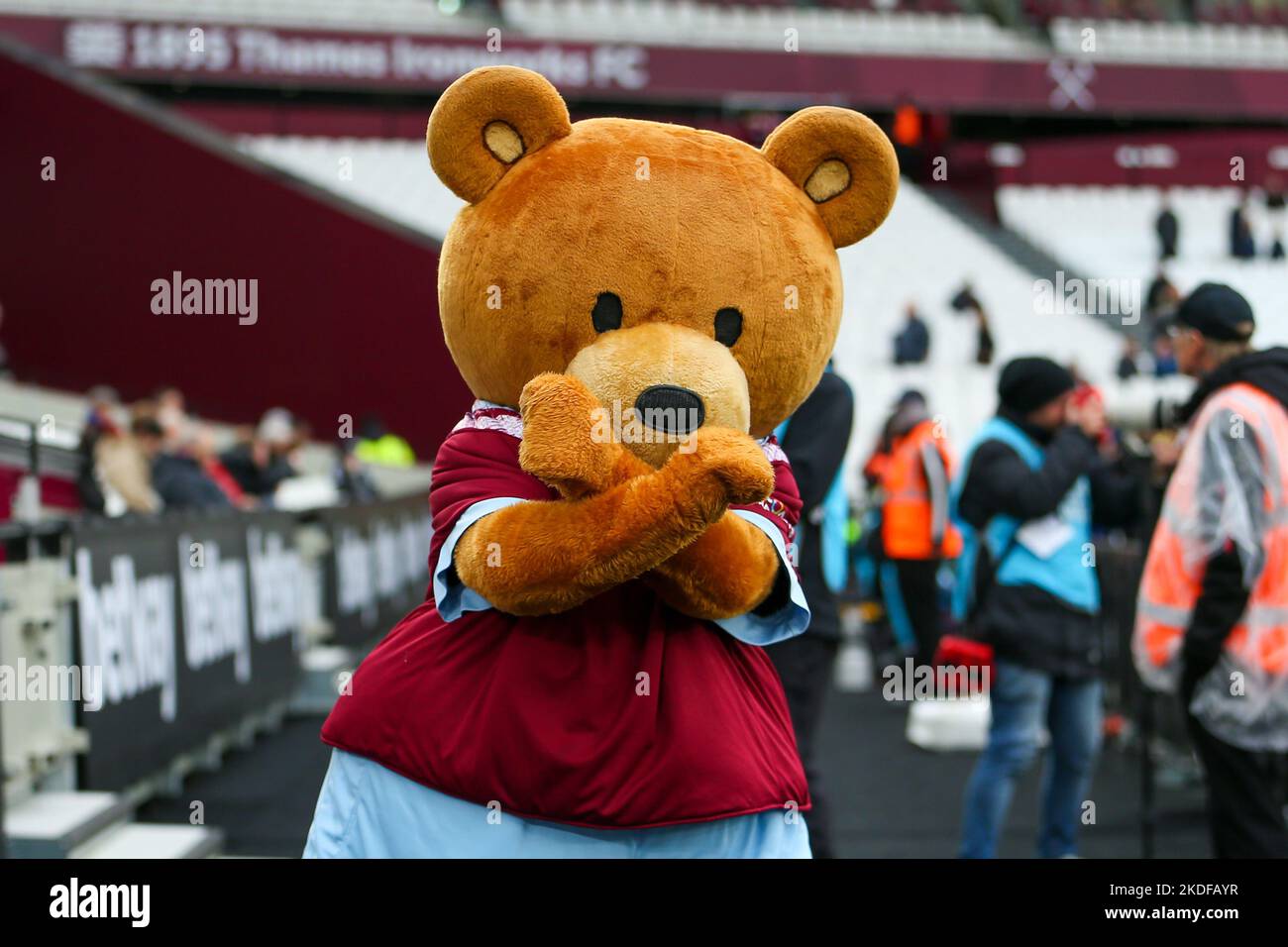West ham mascot bubbles the bear hi-res stock photography and images ...