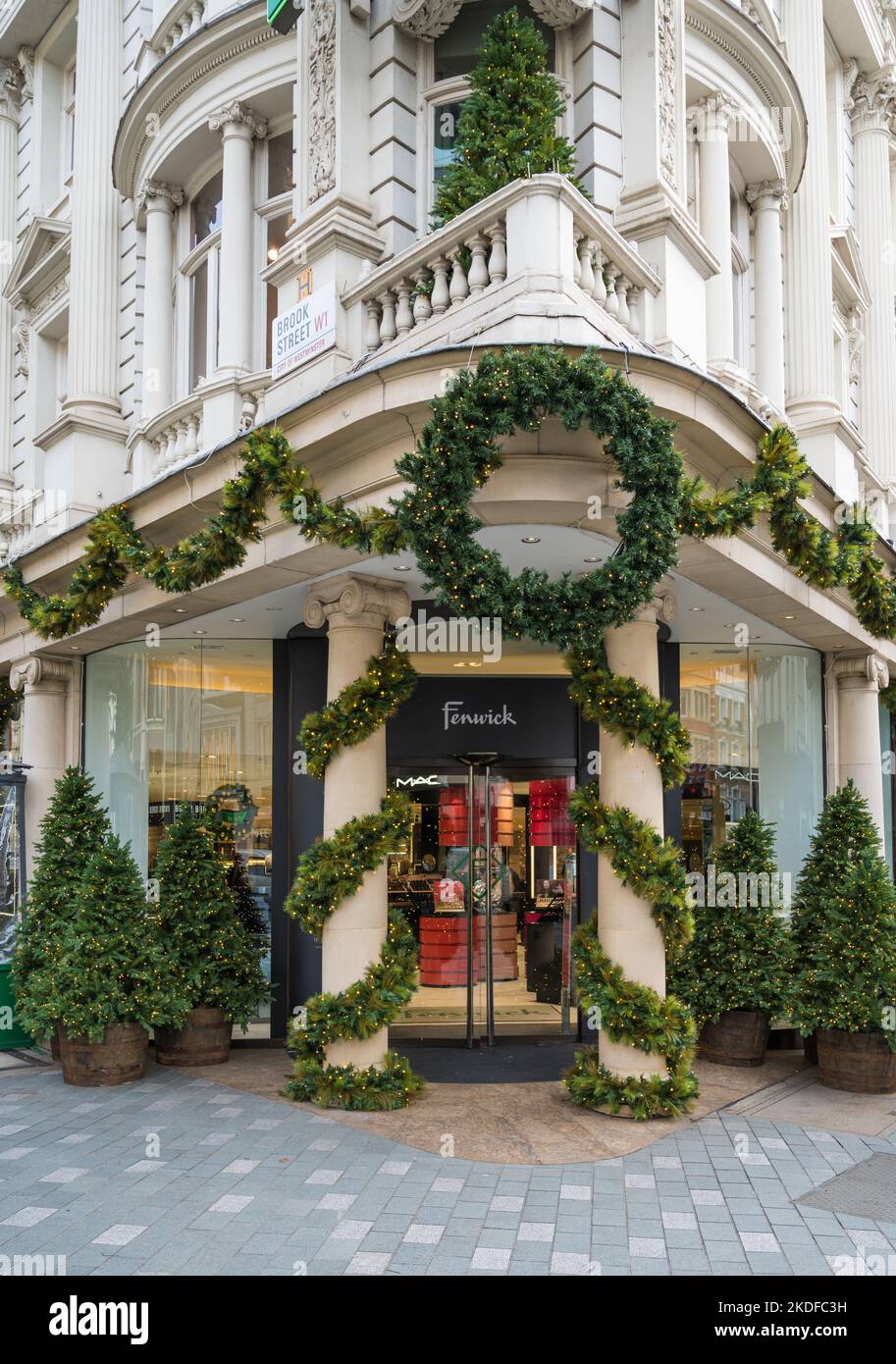 Department store decoration christmas tree hi-res stock photography and ...