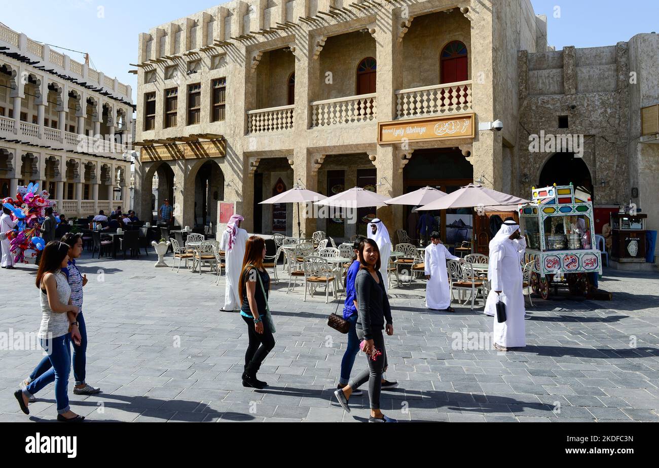 QATAR, Doha, bazar Souq Waqif, qatari sheikh and filipino domestic ... QATAR, Doha, bazar Souq Waqif, qatari sheikh and filipino domestic ...
