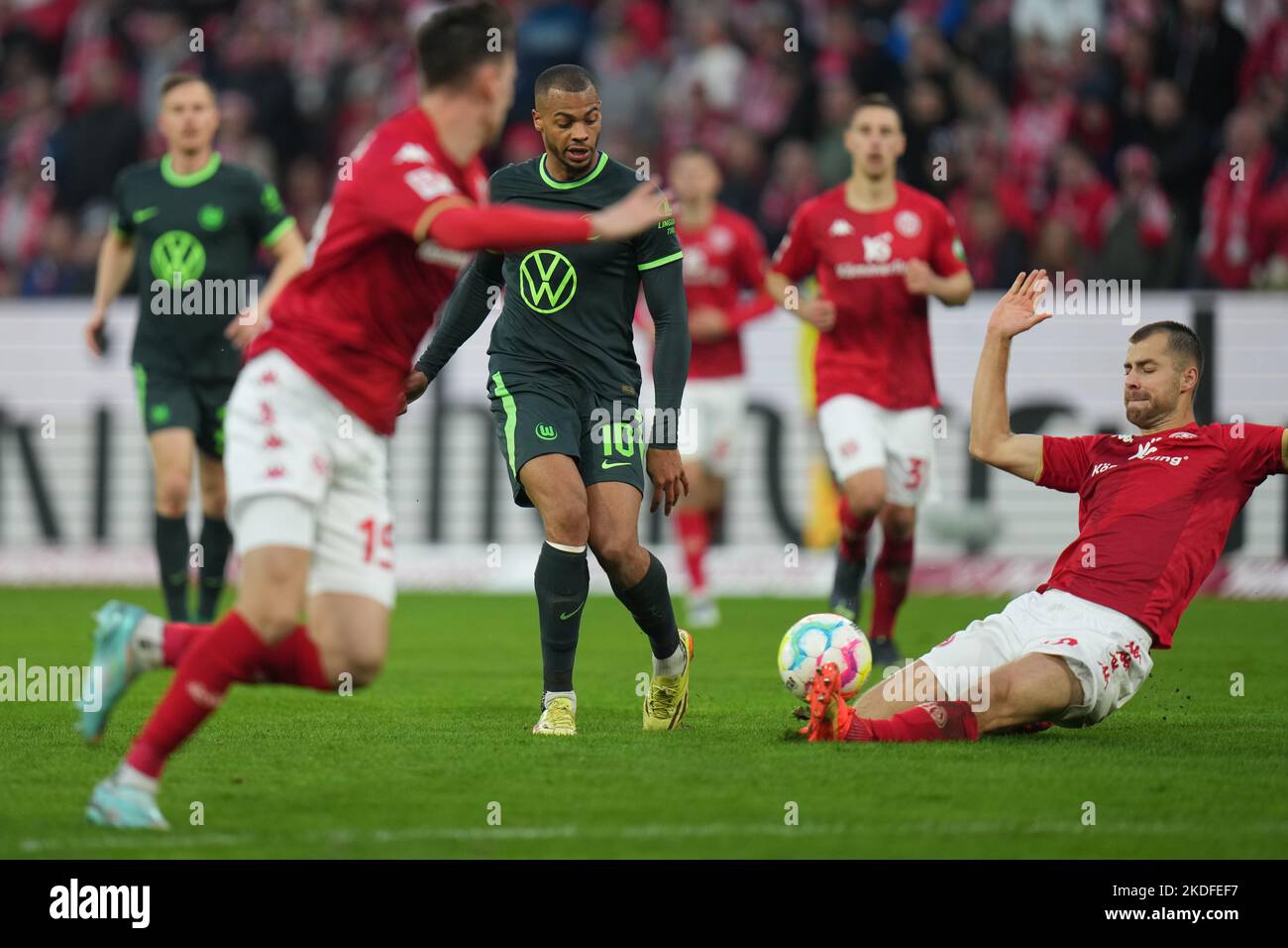 Mainz, Germany. 05th Nov, 2022. Soccer: Bundesliga, FSV Mainz 05 - VfL Wolfsburg, Matchday 13 ...