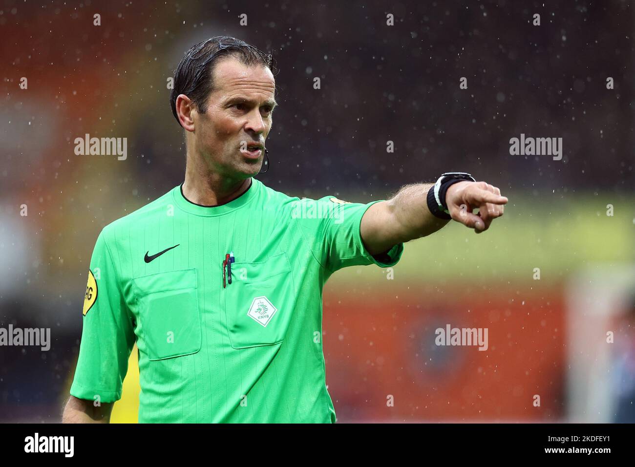 VOLENDAM - Referee Bas Nijhuis during the Dutch Eredivisie match ...