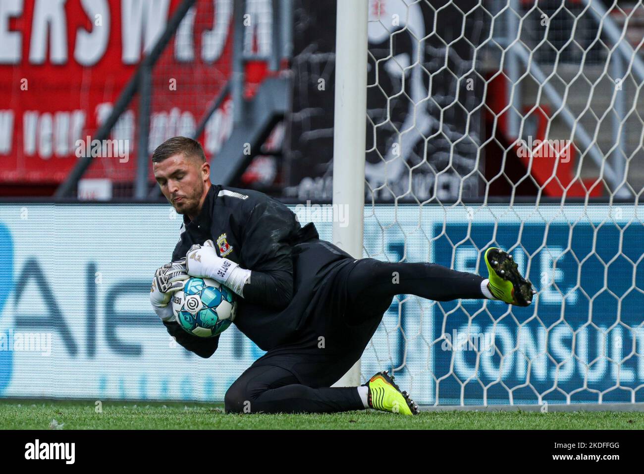 ENSCHEDE, NETHERLANDS - NOVEMBER 6: goalkeeper Jeffrey de Lange of Go ...