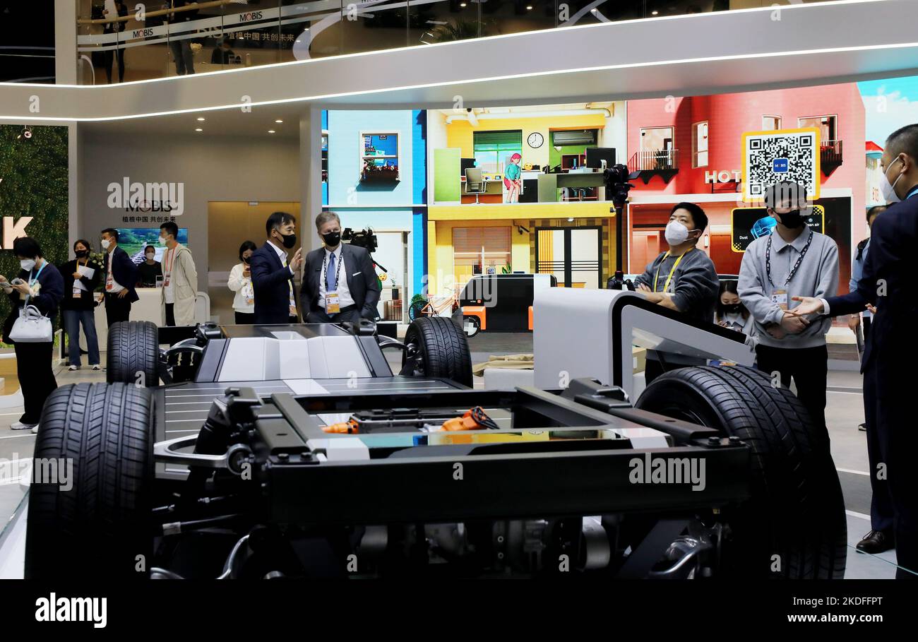 Shanghai. 6th Nov, 2022. Visitors view an electric complete chassis ...