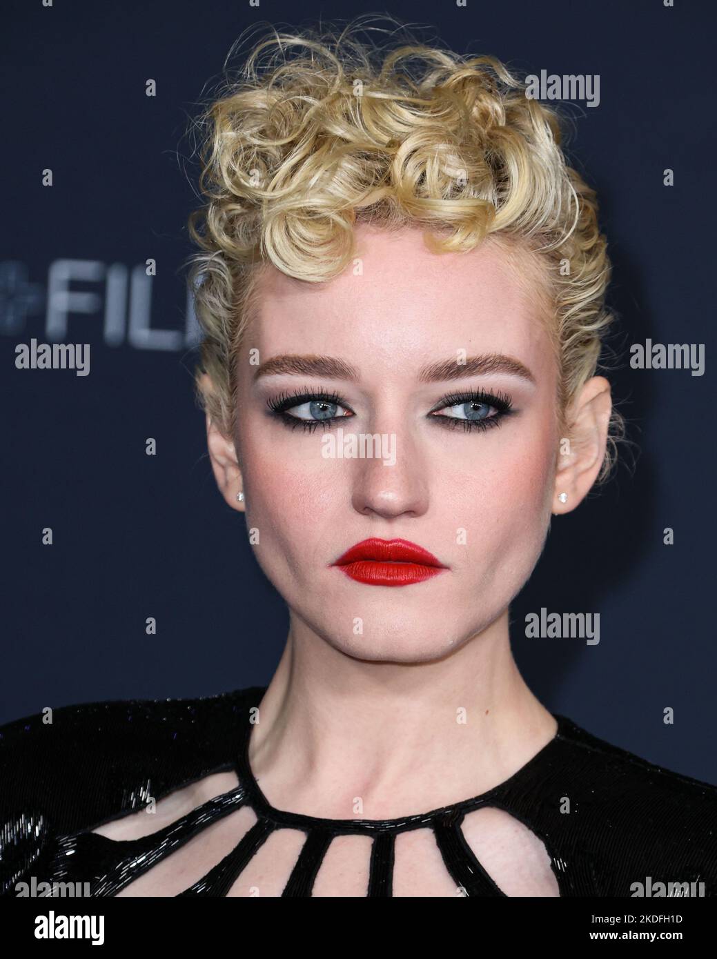 LOS ANGELES, CALIFORNIA, USA - NOVEMBER 05: Julia Garner arrives at the ...