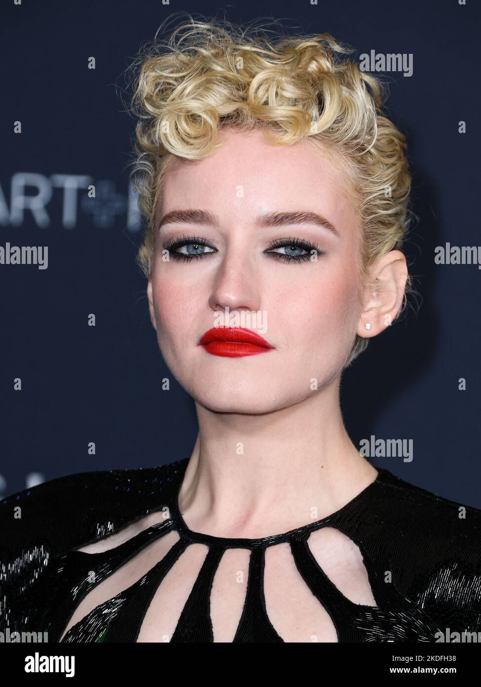 LOS ANGELES, CALIFORNIA, USA - NOVEMBER 05: Julia Garner arrives at the ...