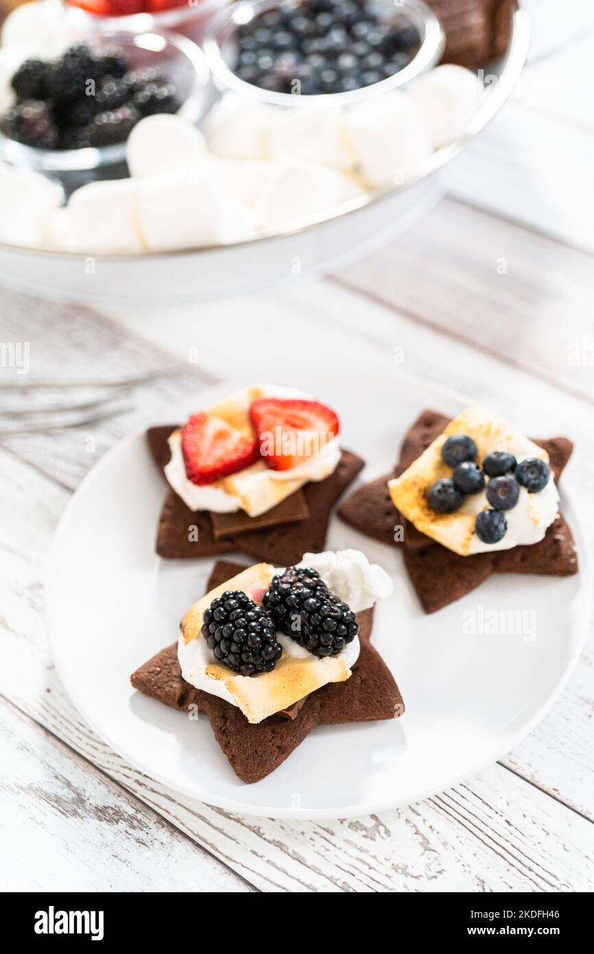 Fruit smores hi-res stock photography and images - Alamy