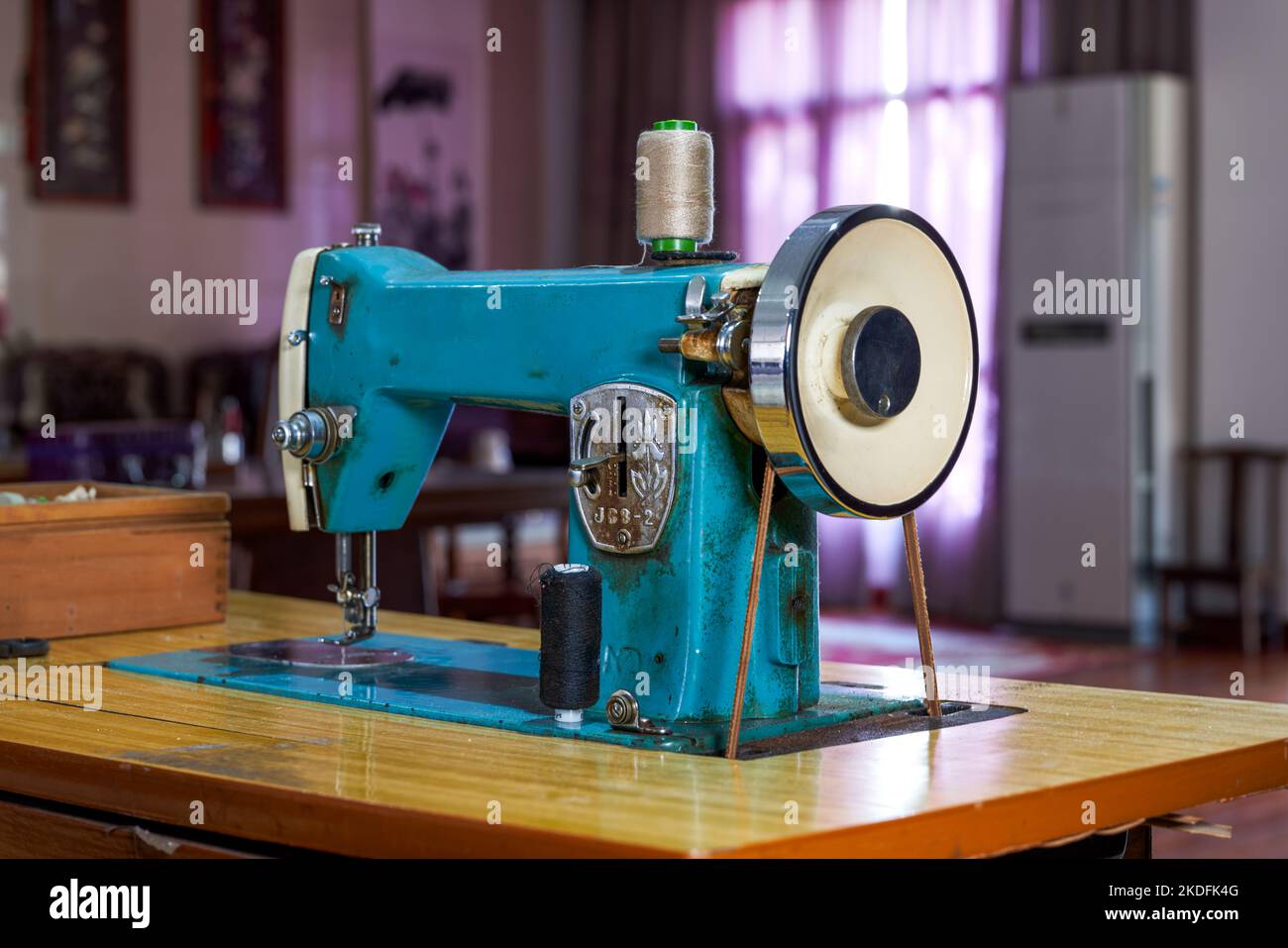 Closeup of a vintage traditional home sewing machine Stock Photo - Alamy
