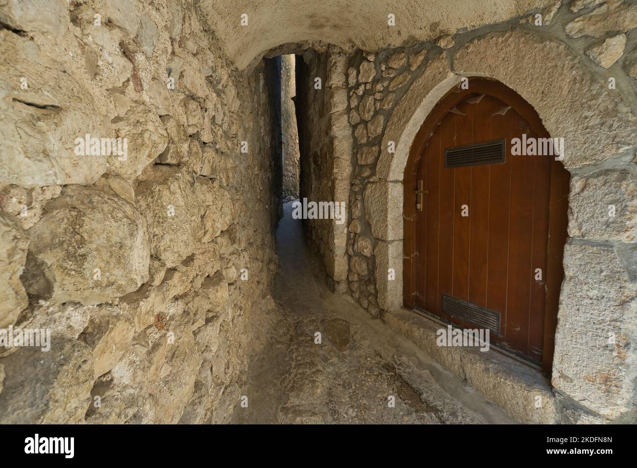 A very narrow passage between two houses in Vrbnik Stock Photo - Alamy