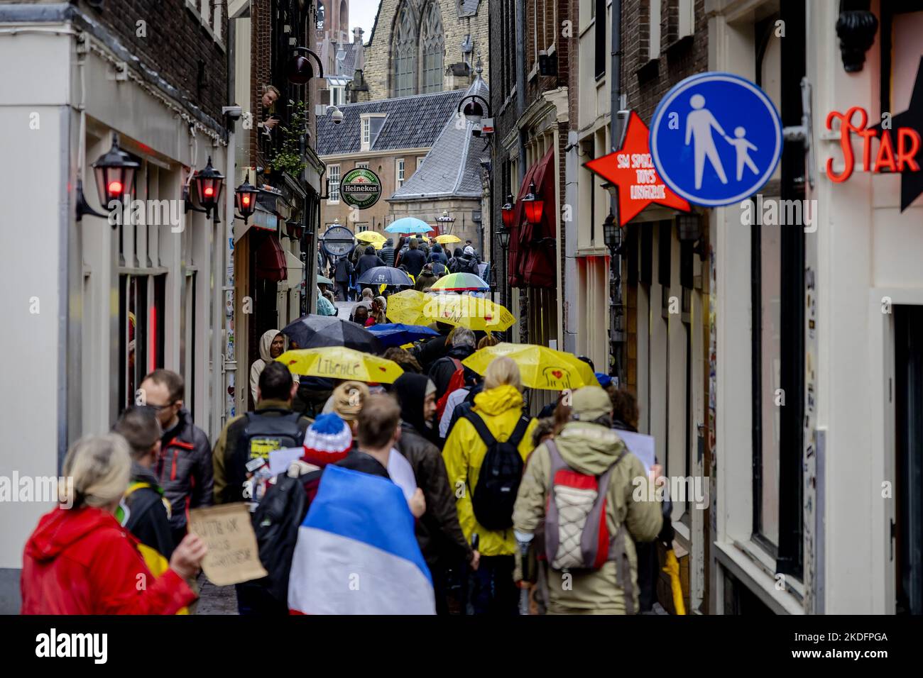 2022-11-06 13:49:10 AMSTERDAM - Protesters walk through the center ...