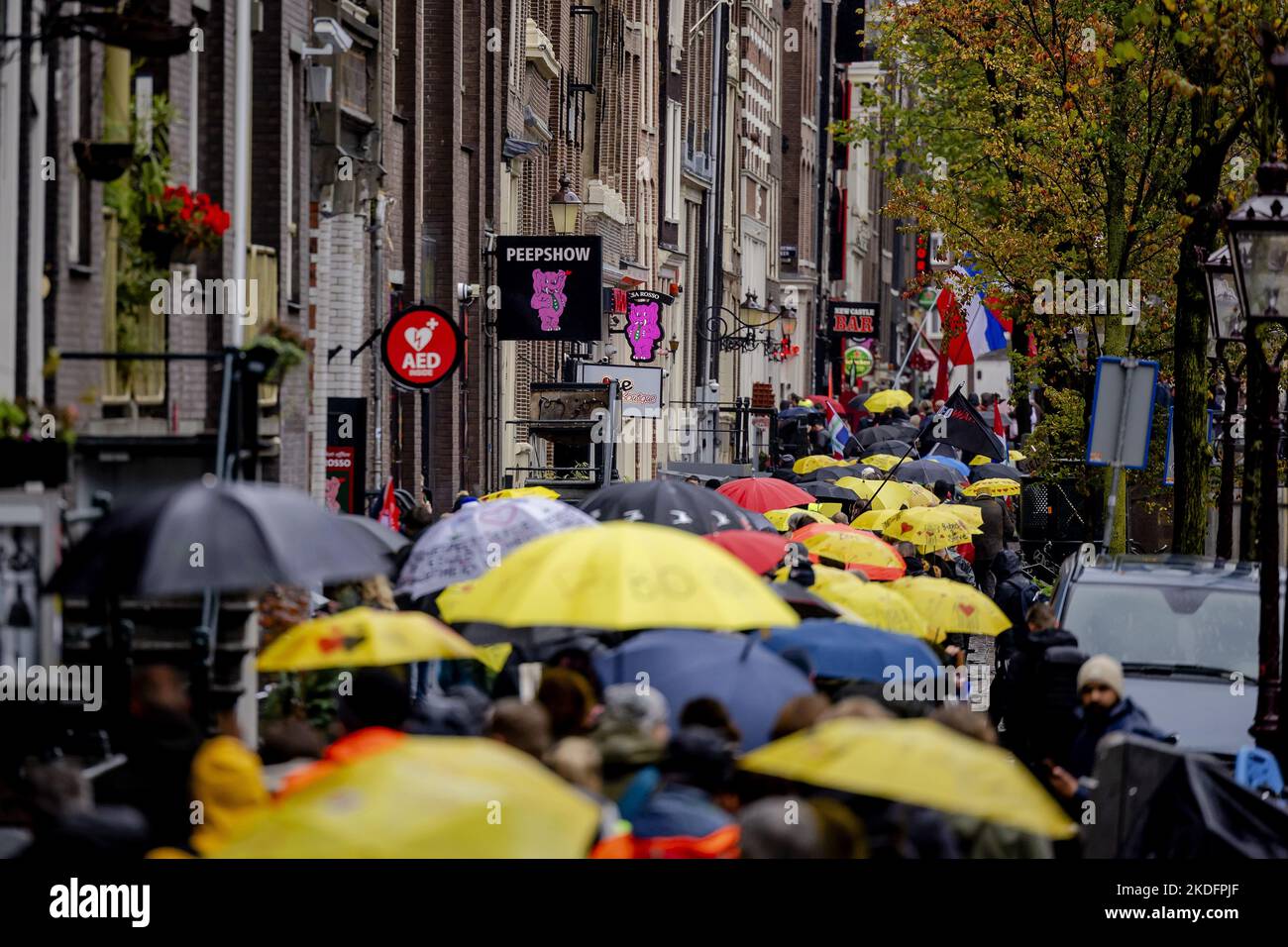 2022-11-06 13:45:06 AMSTERDAM - Protesters walk through the center ...