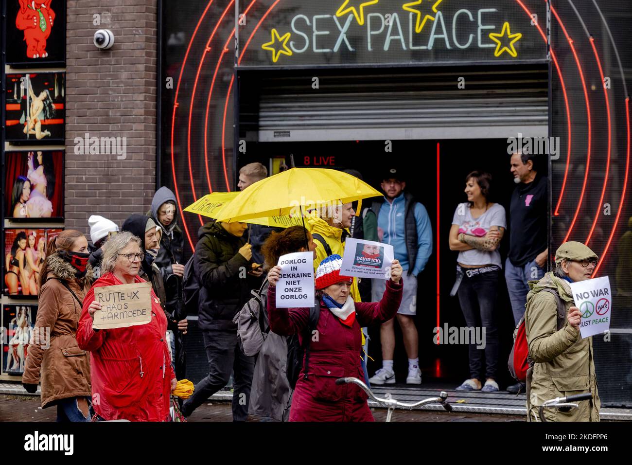 2022-11-06 13:47:31 AMSTERDAM - Protesters walk through the center ...