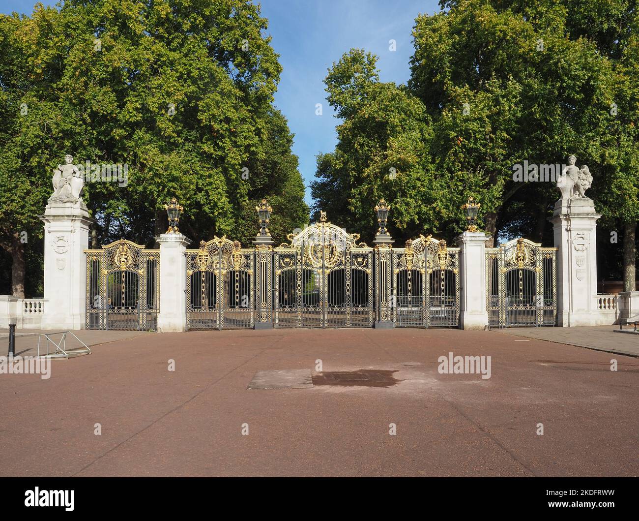 Canada Gate at Buckingham Palace in London, UK Stock Photo - Alamy