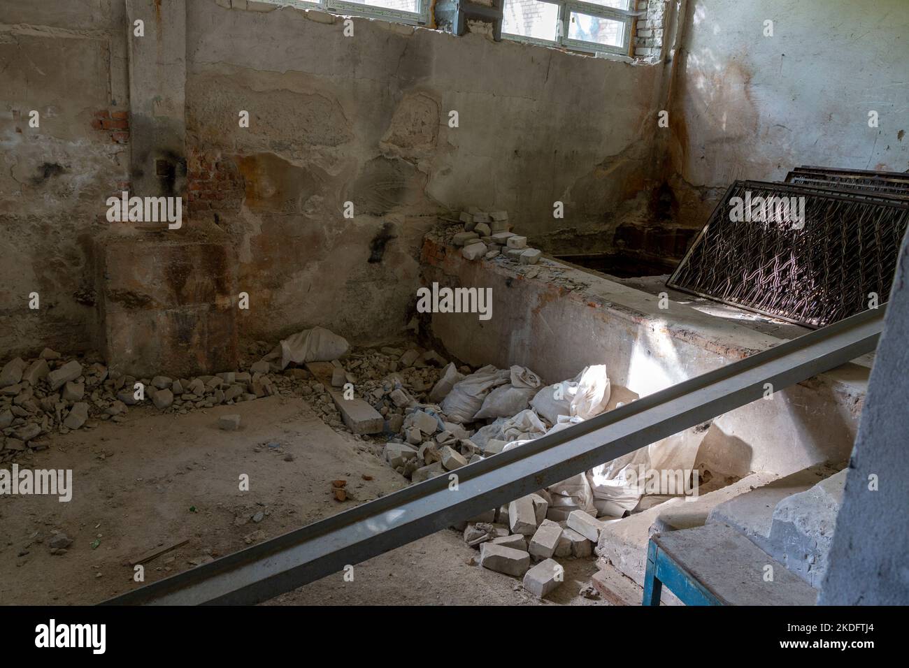 Broken floor, trash and clutter in an abandoned room Stock Photo - Alamy Broken floor, trash and clutter in an abandoned room Stock Photo - Alamy