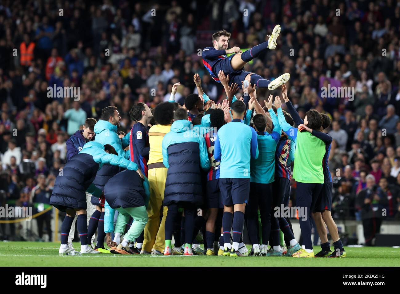 Gerard Pique of FC Barcelona farewell during the Liga match between FC ...
