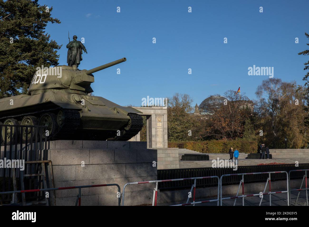 Berlin, Germany. 6th Nov, 2022. T-34/76 tank memorial at the Soviet ...