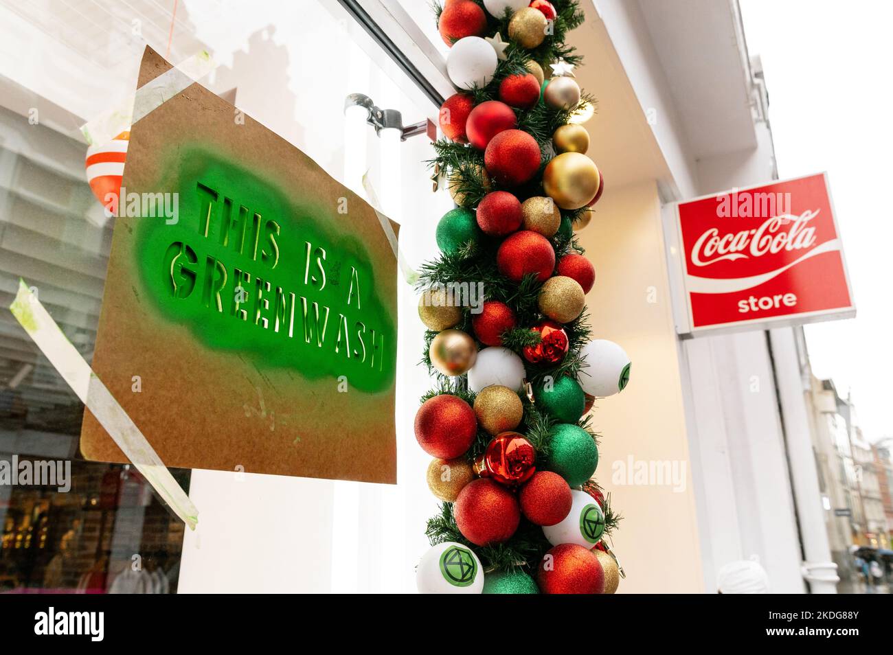 Coca cola london store hi-res stock photography and images - Alamy