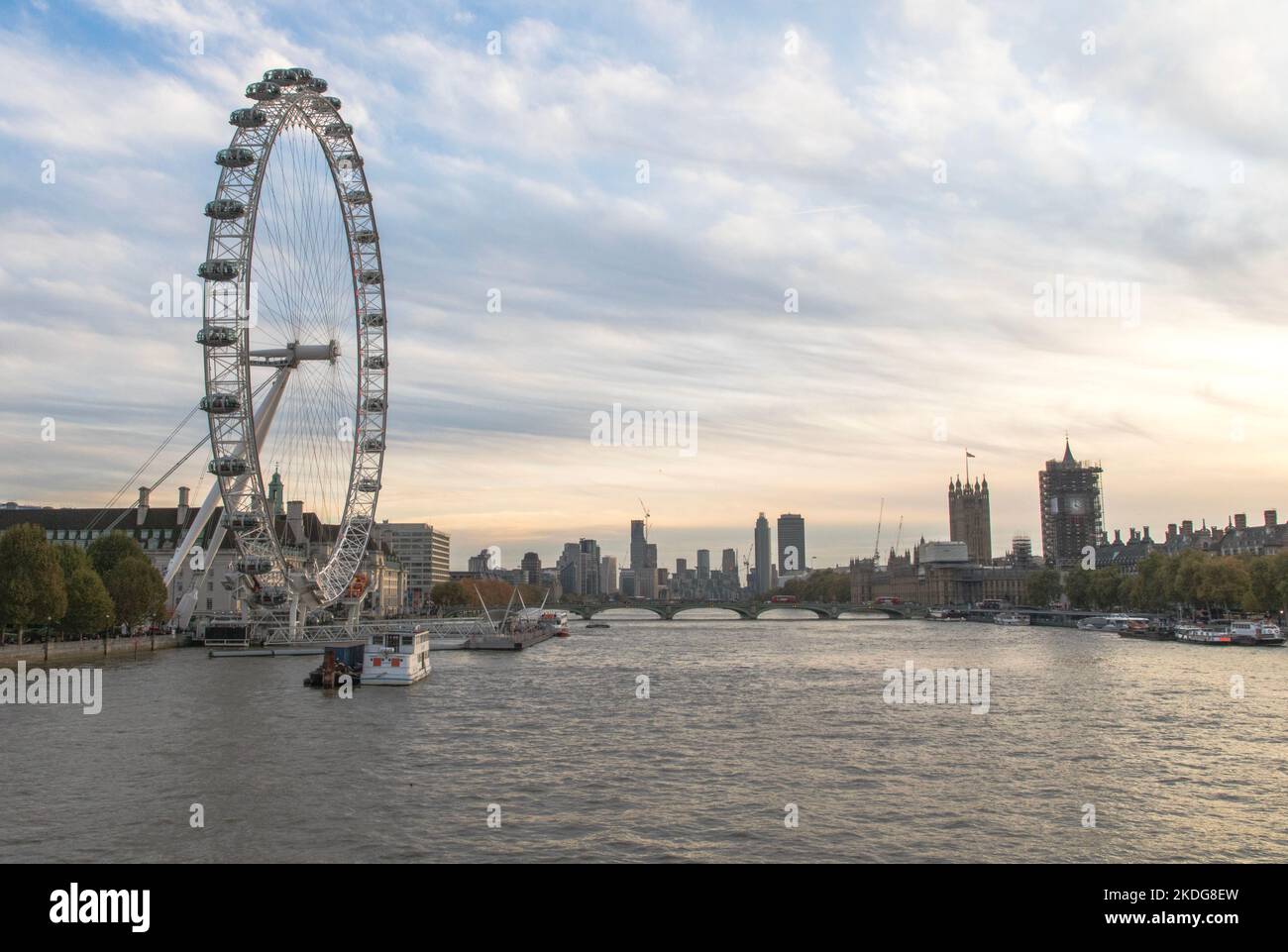 London eye and the thames hi-res stock photography and images - Alamy