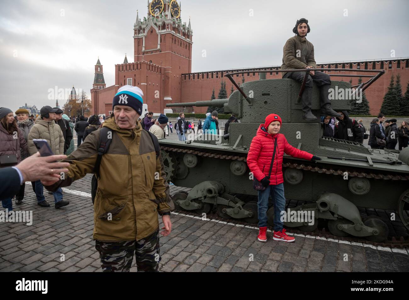 Moscow, Russia. 6th of November, 2022 A performer poses with visitors ...