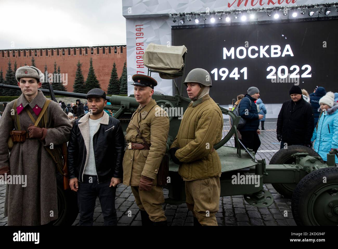 Moscow, Russia. 6th of November, 2022 A performers pose with a visitor ...